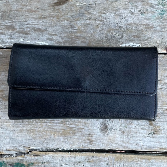 G.H. Bass & Co. | Bags | Bass Black Genuine Leather Envelope Wallet ...